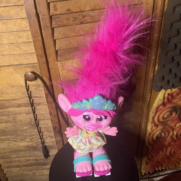 Dreamworks | Toys | Dreamworks Poppy Toy Skating Pink Girl Dress Crown ...